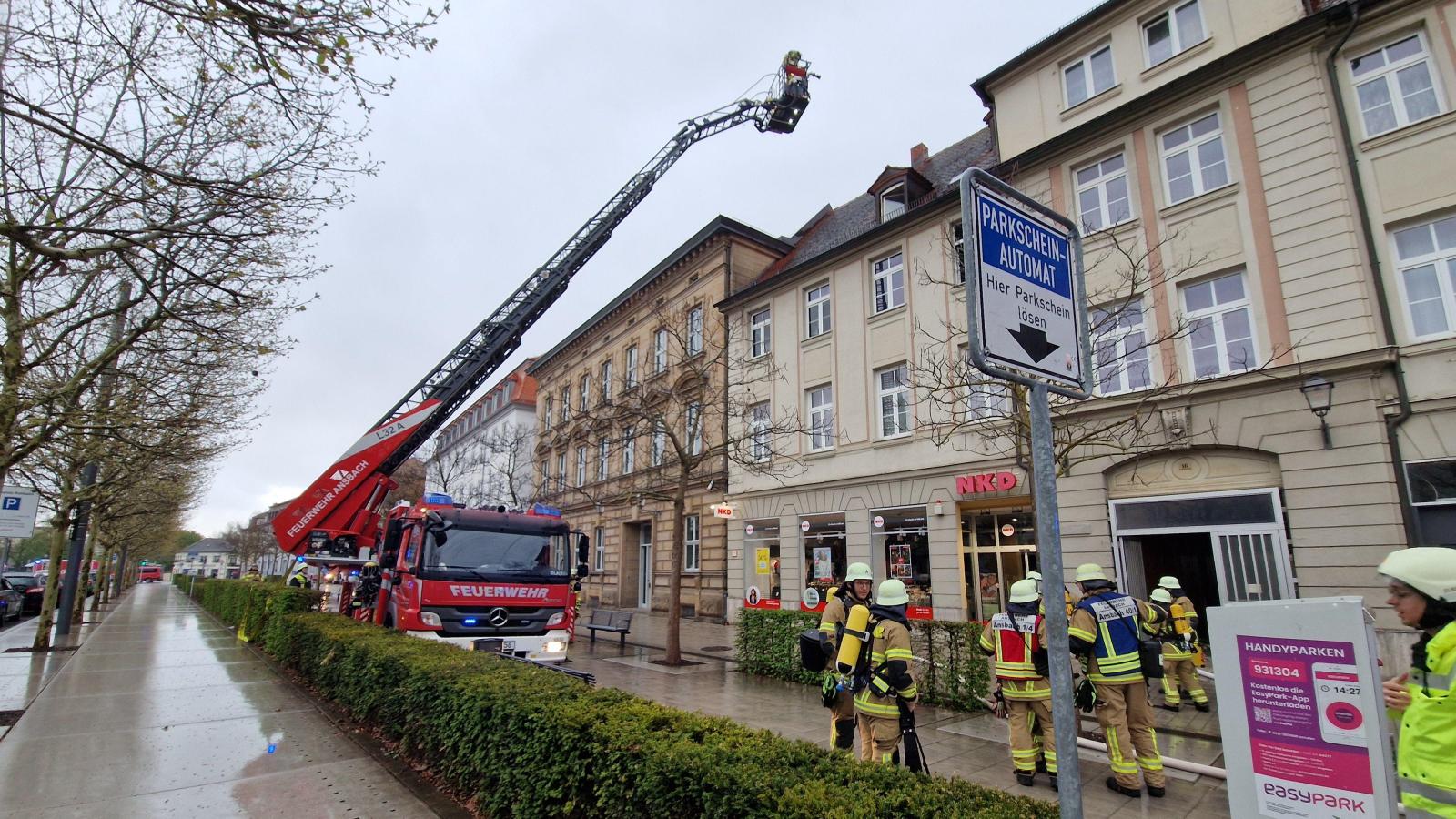 Feuerwehr in der Ansbacher Promenade: Starker Rauch im zweiten Stock ...