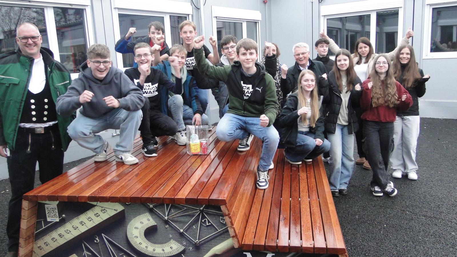 Jugendliche aus Heilsbronn bauen Möbel zum Sitzen und Entdecken | FLZ.de