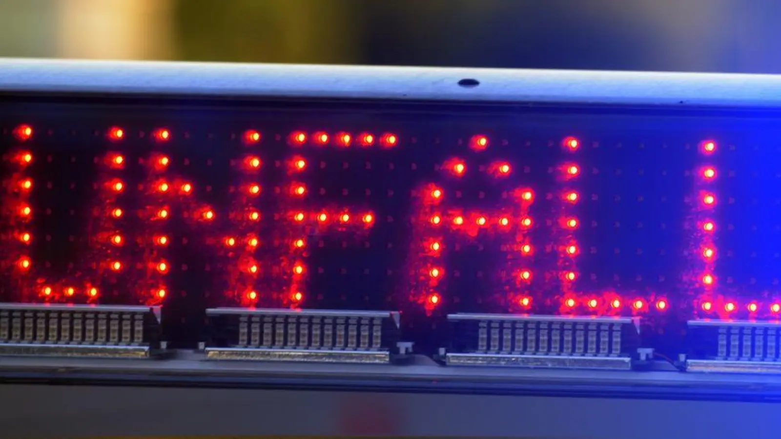 Tonnenschwere Baumaschine fällt von Lastwagen auf Autobahn | FLZ.de